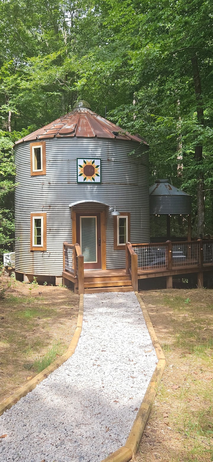 Luxury Private Grain Bin Silo With Hot Tub - Carousel, Shelby