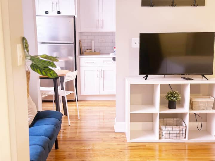 Charming Studio Steps From Wrigleyfield - Chicago, IL