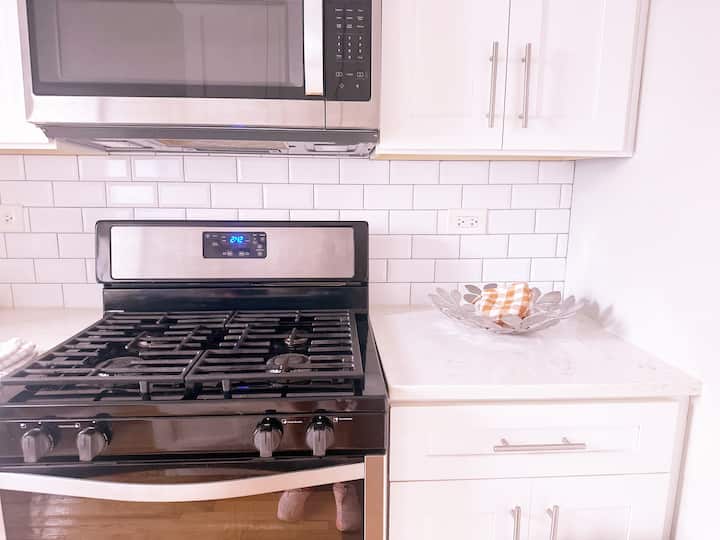 Cute Garden Unit Close To Boystown & Stadium! - Skokie, IL