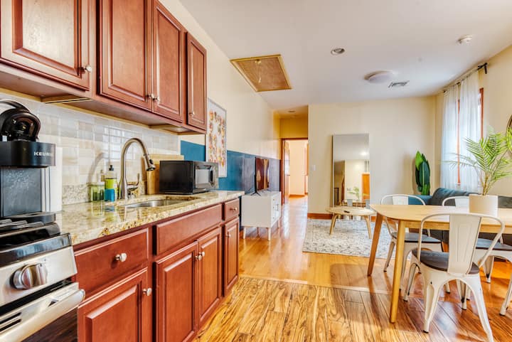 Convenient 2br Near Convention Center. - Philadelphia, PA