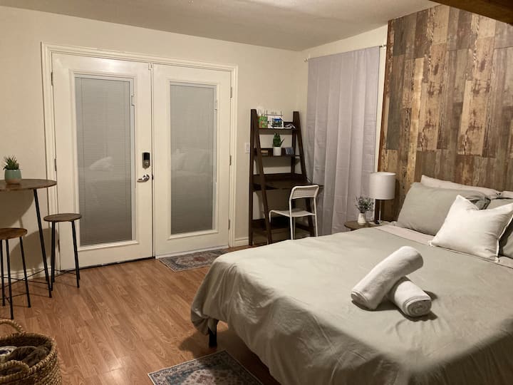 1-2 Miles To Downtown Attractions & Interstates - San Antonio, TX