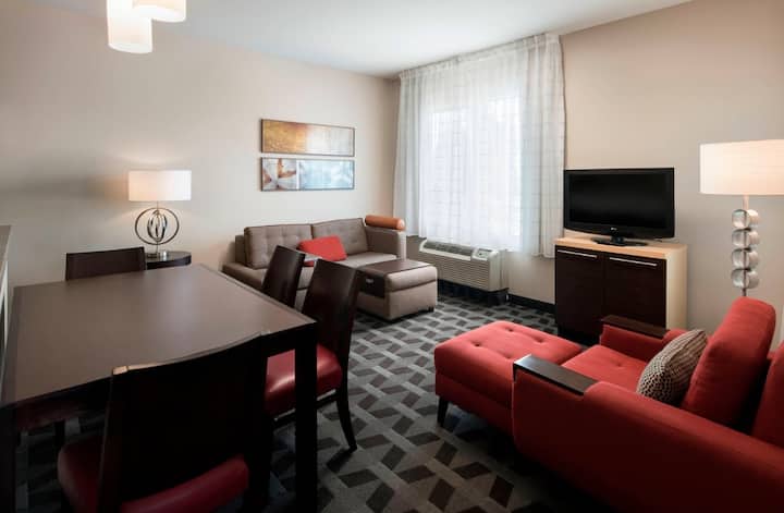 Vista 2-bedroom Suite W/ Breakfast & Parking - Carlsbad, CA