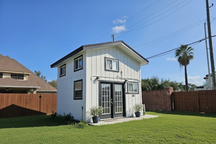 Private 2-story Tiny Home Cozy & Quiet Retreat - Mission, TX