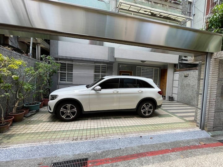 台北巿臨沂静巷,永康商圈,東門捷運站8號出口步行6min,一樓公寓, 大庭院可停車. - 싼충 구