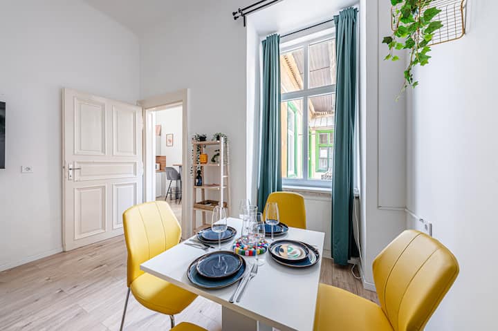 Grand Blvd Apt Cozy Charm | Ac + Huge Smart Tv - Budapest