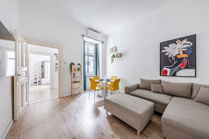 Grand Blvd Apt – Cozy Charm | Ac + Huge Smart Tv - Budapest