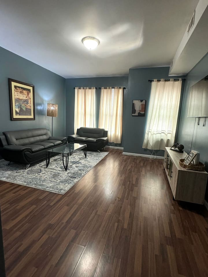Huge 2 Bedroom Apt Free Street Parking (Queen Bed) - Baltimore, MD