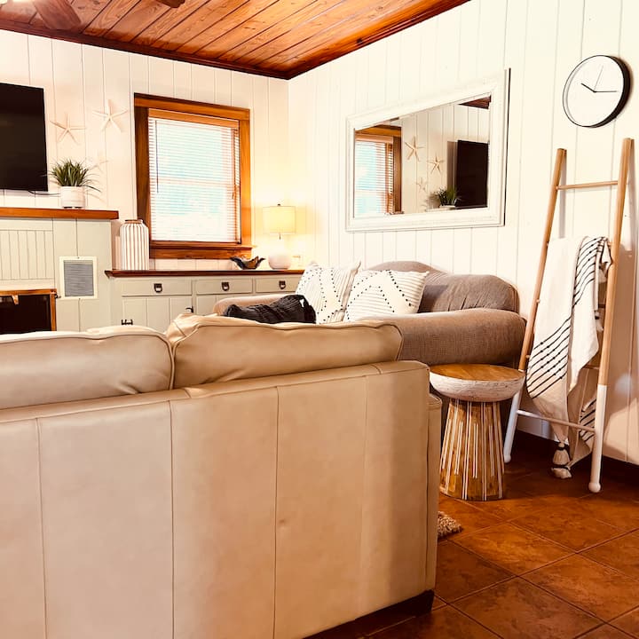 2br Bungalow Near Kings Bay | Coastal Getaway - Crystal River, FL