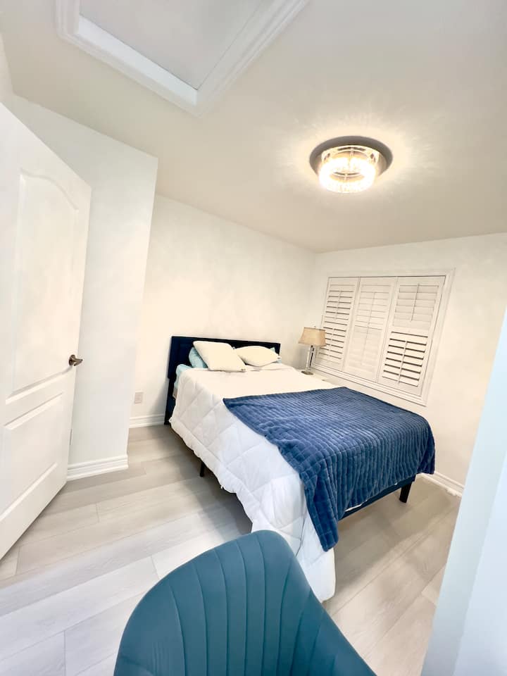 New Privet Room, Clean With Very Large Closet. - Aurora