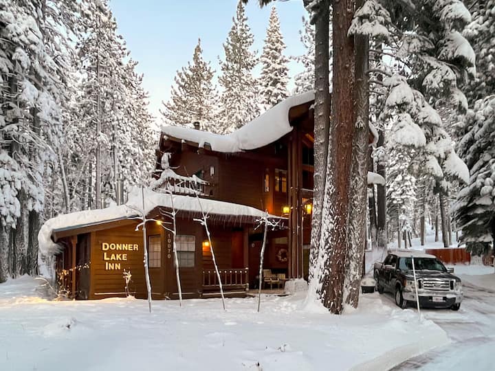 Donner Lake Inn • Sleeps 5 + Breakfast + Hot Tub - Truckee, CA