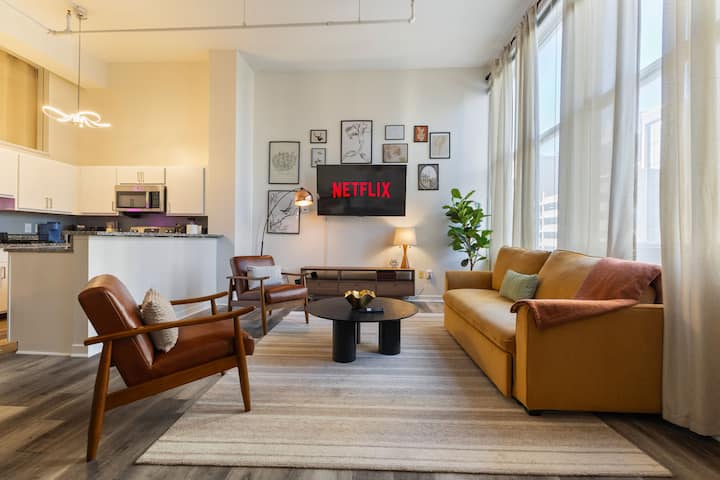 Indy Urban Nest |Skywalk, Stadium & Downtown View - University Heights – Indianapolis
