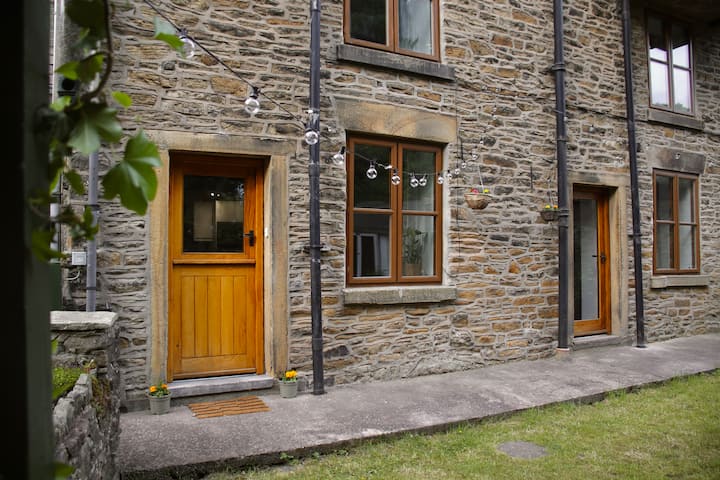 Spacious Country Cottage - Sleeps 6, Pet Friendly - Glossop