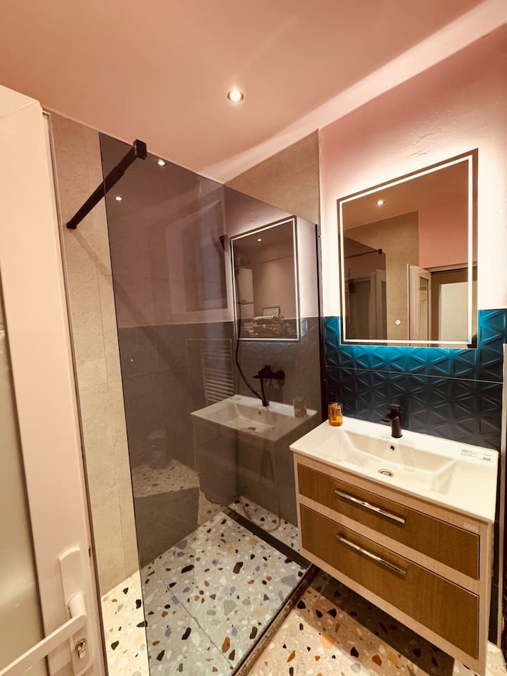 Miss Nareen’s Central Apartment+free Garage Spot - Sarajevo