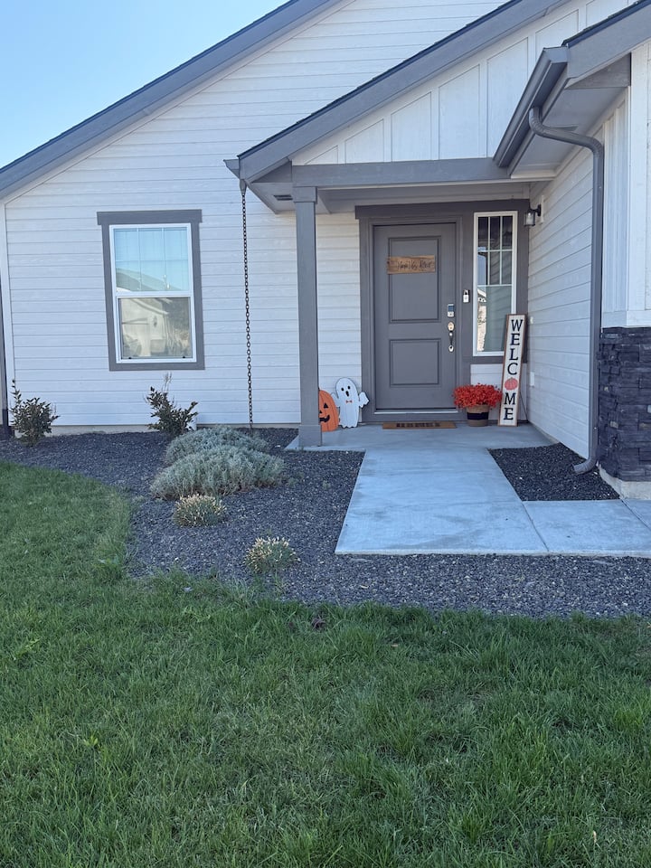 3 Bdr/5 Bed/4 Smart Tvs, 
Close To All - Nampa, ID