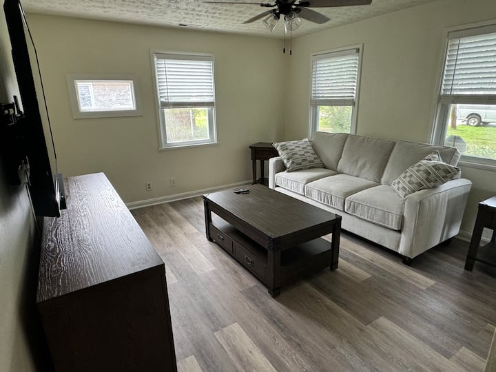 Cute Two Bedroom House (Perfect For Longer Stays) - Newport News, VA