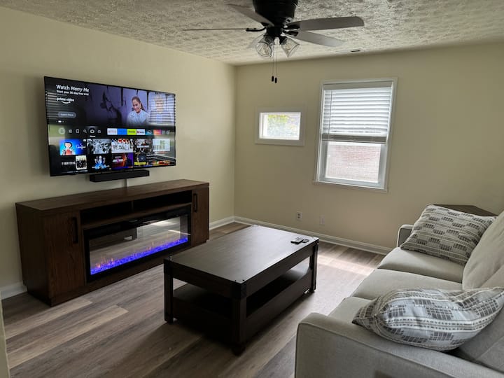 Cute Two Bedroom House (Perfect For Longer Stays) - Newport News, VA