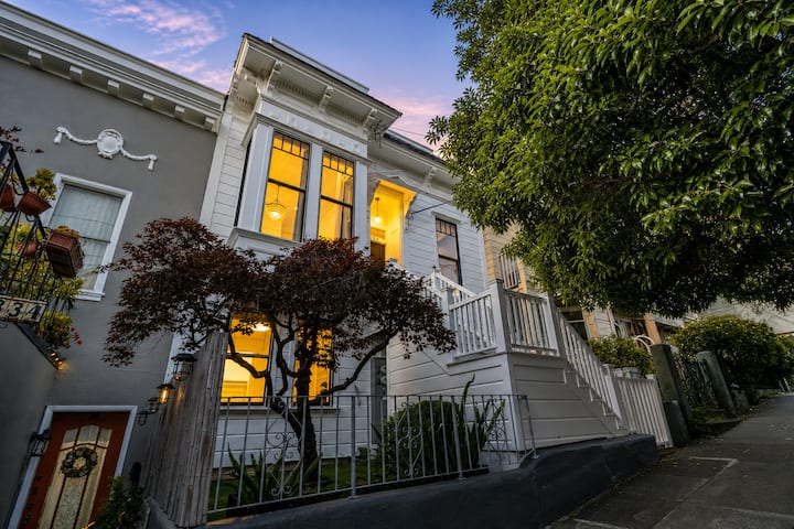 Castro Victorian 2br | Hot Tub + Views - San Francisco, CA