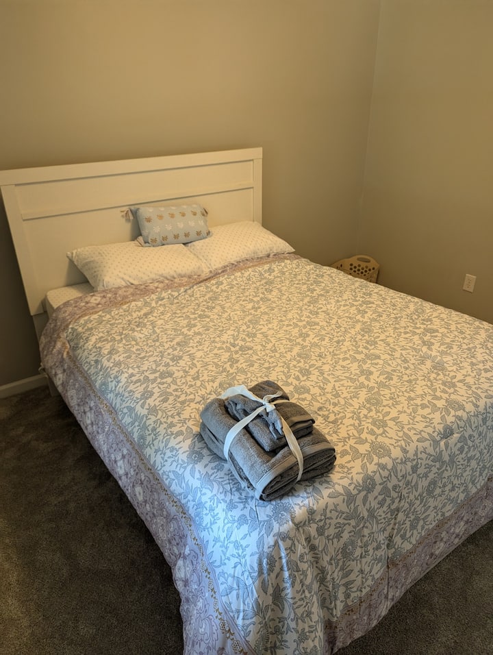 1 Bed Shared Bath Queen Bed - Cary, NC
