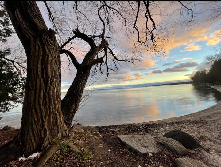 Charming Lakeside Cottage - Innisfil