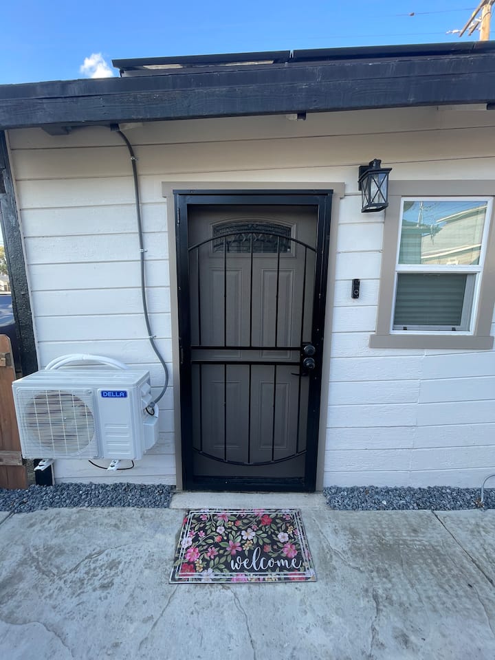 Private Studio Unit/downtown Hanford - Hanford, CA