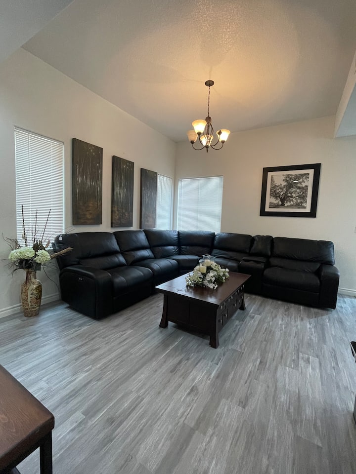 Las Vegas Charmer, Sleeps 10 - North Las Vegas, NV