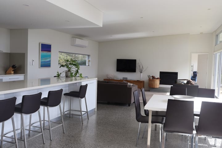 Saint Alouarns: Escape The City - Margaret River