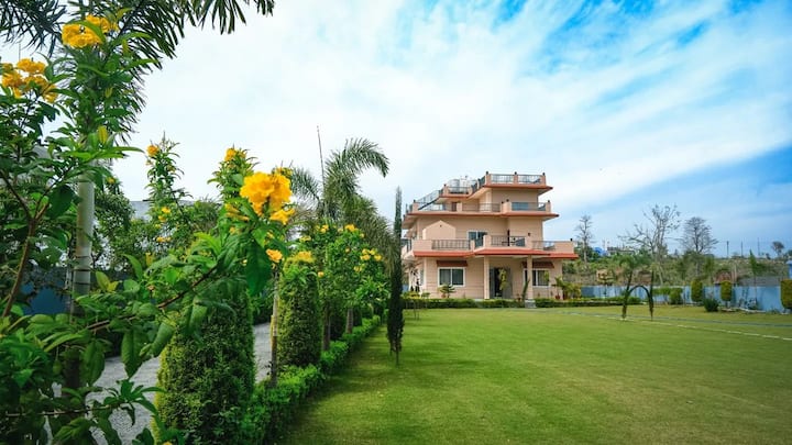 Grand 6br Estate With Expansive Lawns & Amenities - India