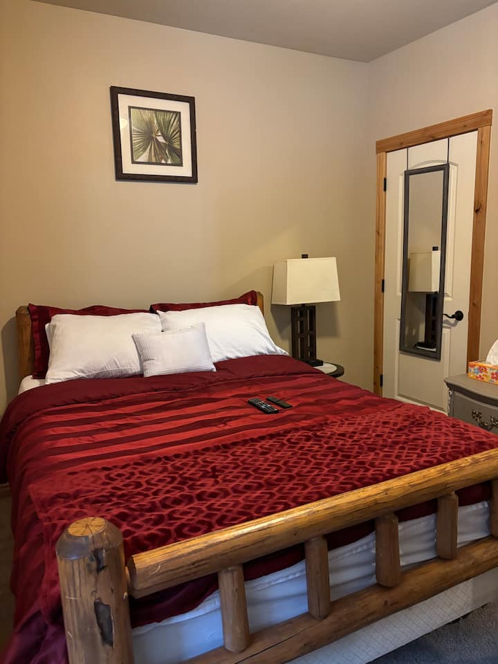 Queen Bed In Cozy Condo With Modern Amenities - Missoula, MT
