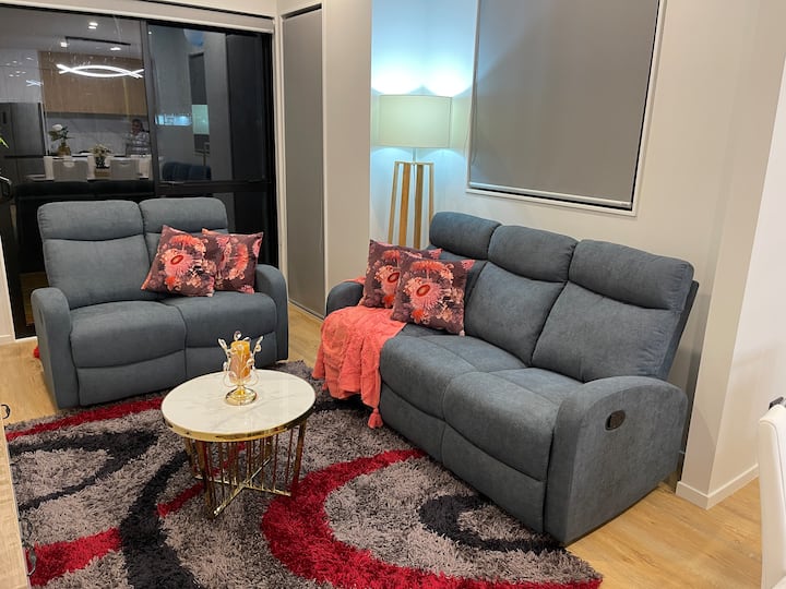 5 Bedroom House 
6mins To Airport - Auckland