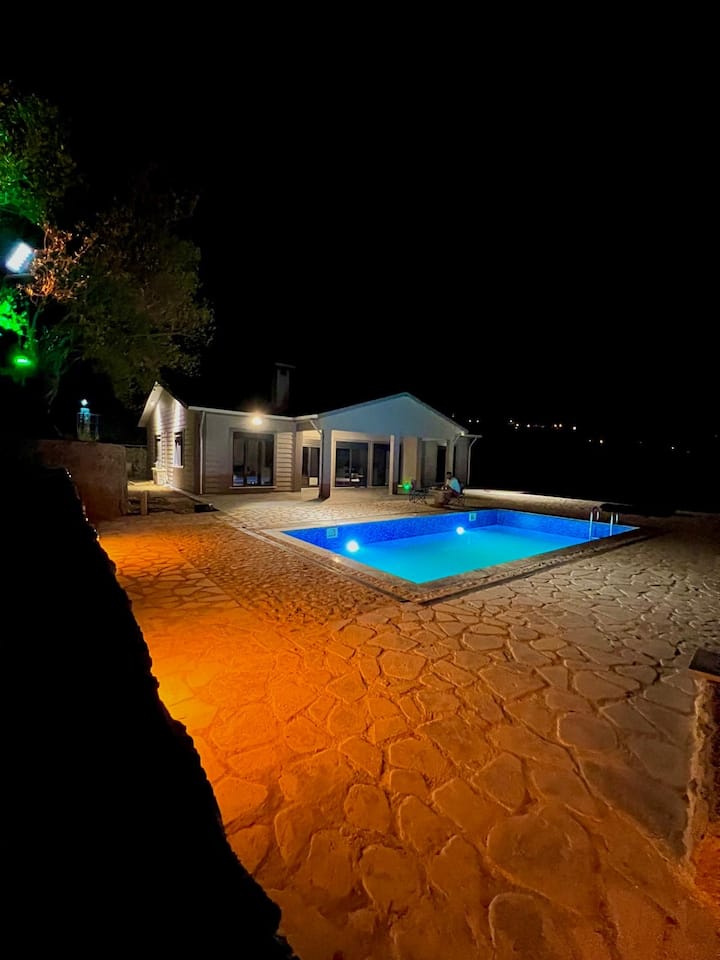 Kazdağlarında Ailenizle Deniz Manzaralı Villa - Behram