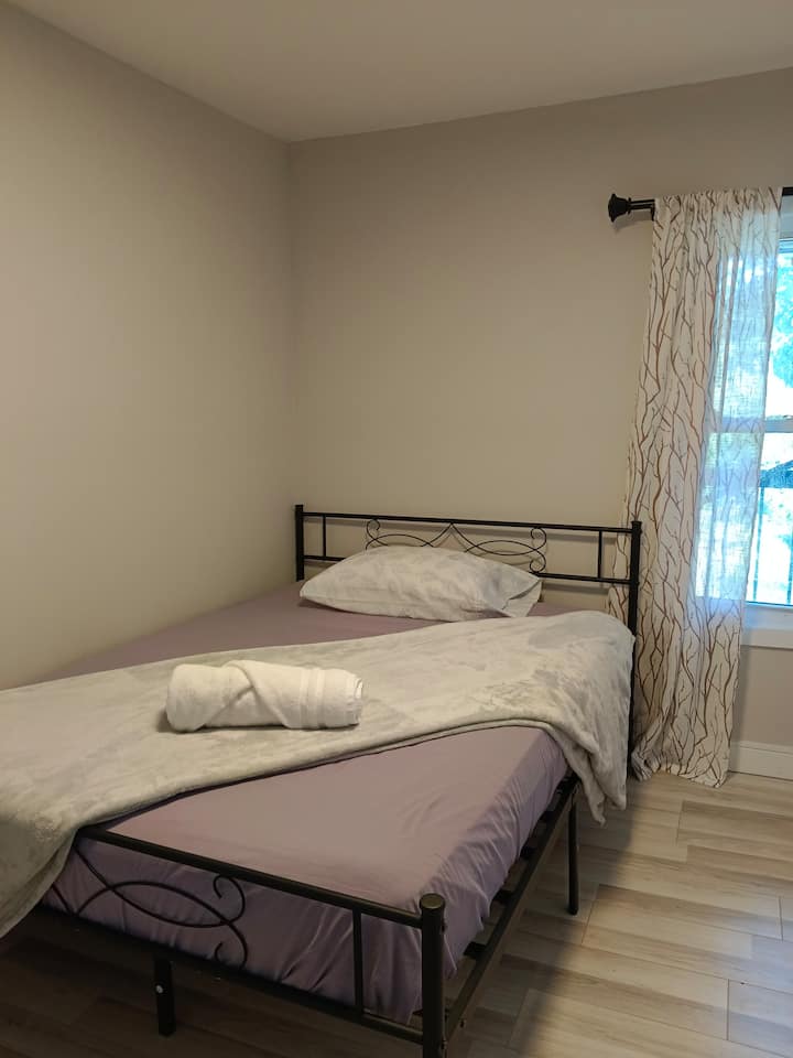 A Room In A New Renovated House@ East Windsor (E) - Windsor