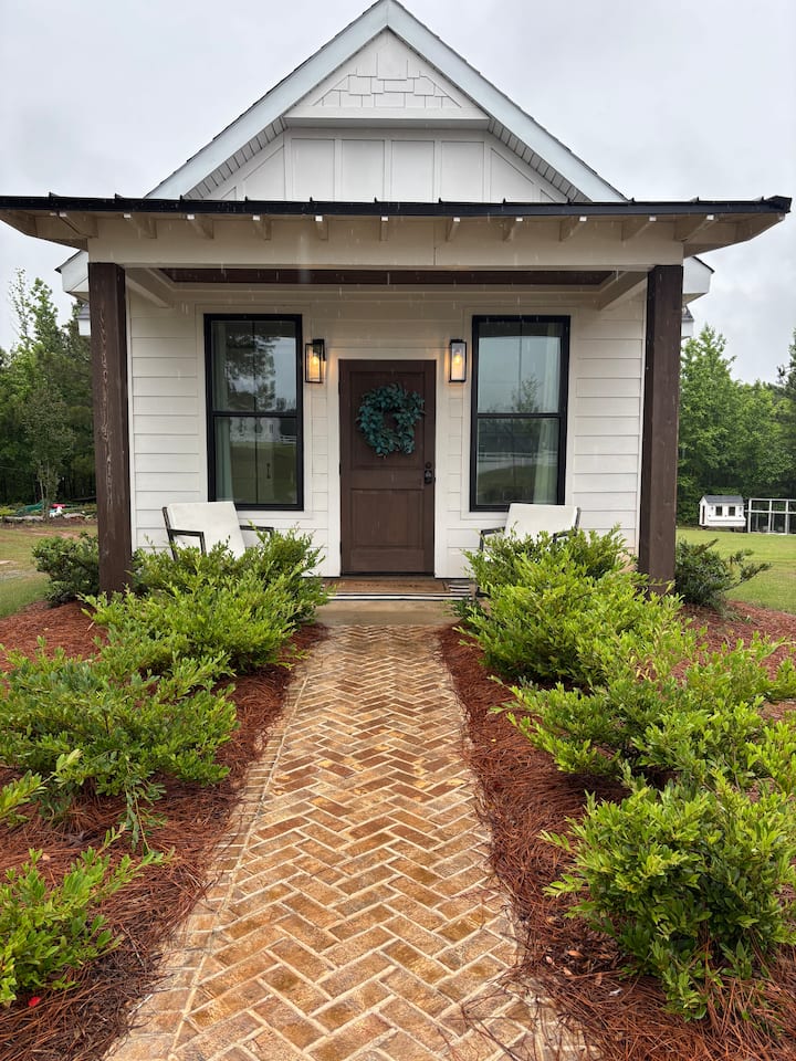 Farmhouse Style Guesthouse - Auburn, AL