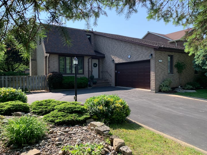 Spacious Midtown Family Home - Kingston