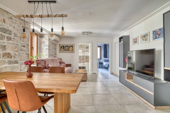 Rustic Old Town Stone Gem: Historic Charm Awaiting - Kotor