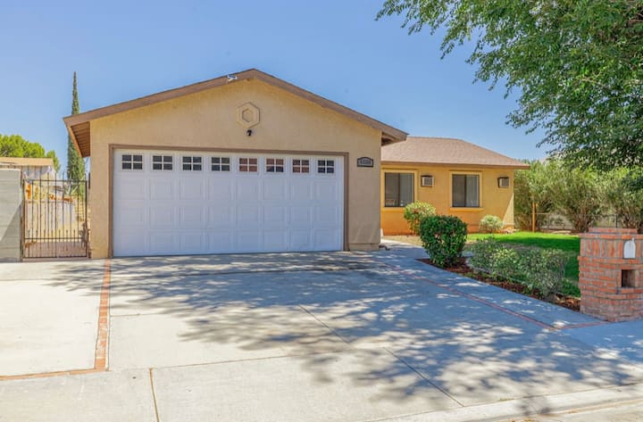 Amazing Home* Mins To Av Hospital, Travel Nurse - Lancaster, CA