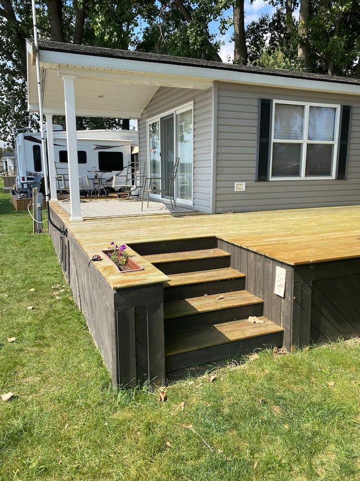 Park Model. One King Bed. - Chatham-Kent