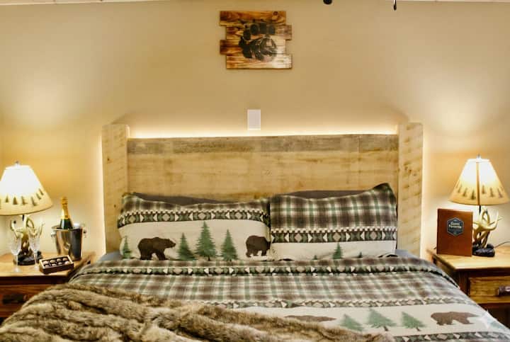 Top-rated Village King | Jacuzzi & Rustic Interior - Lake George, NY