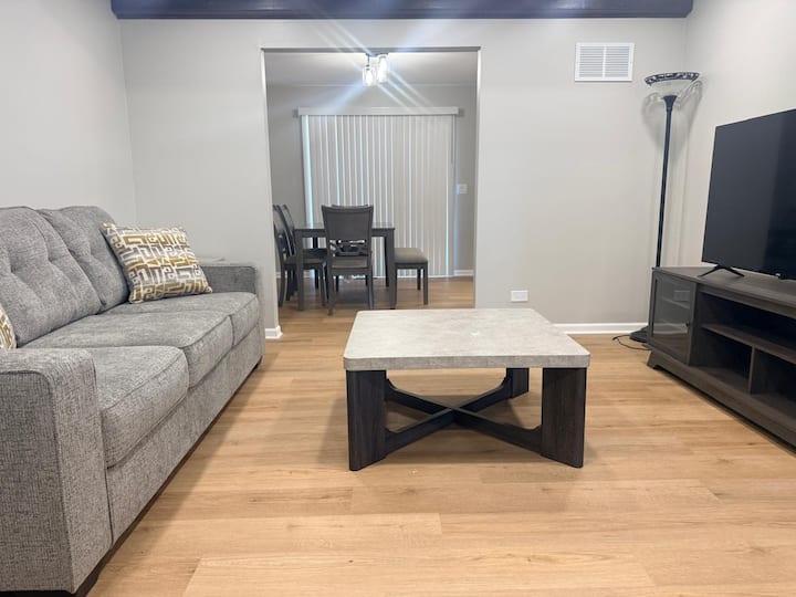 Family-friendly 3br Home • Sleeps 6 • 2.5 Bath - Bolingbrook, IL