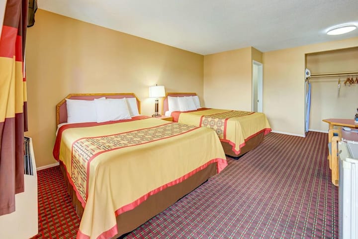 Twin Queen Bed Room At Scottish Inns Near I-5 - Ashland, OR