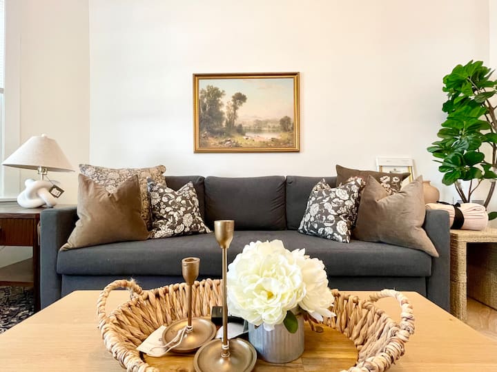 Retro Designer Suite - Heart Of Lakeview/wrigley - Chicago, IL