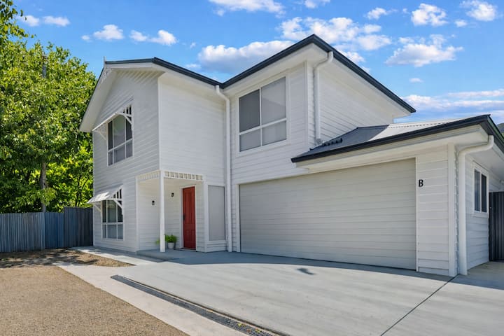 'Tanderra' Modern Walkable Wagga Townhouse - Wagga Wagga