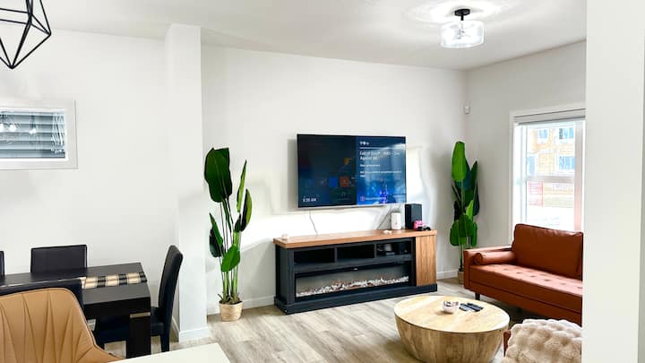 Banff Access, Netflix, Xbox, And Wifi For 10 Guest - Airdrie