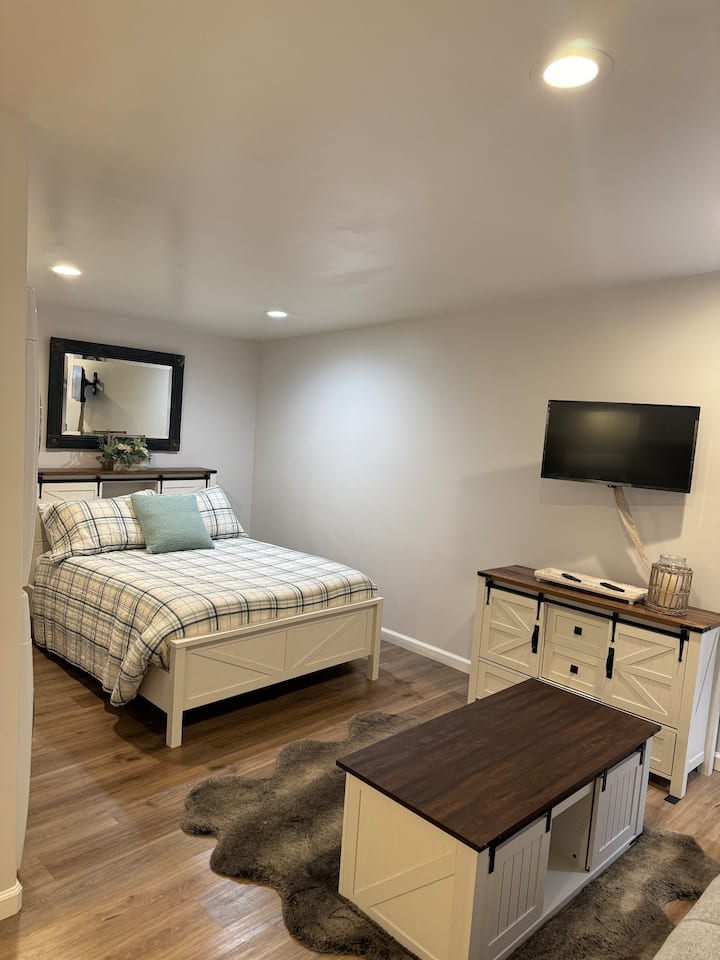 Remodeled Cozy Retreat Near Downtown Salinas! - Salinas, CA
