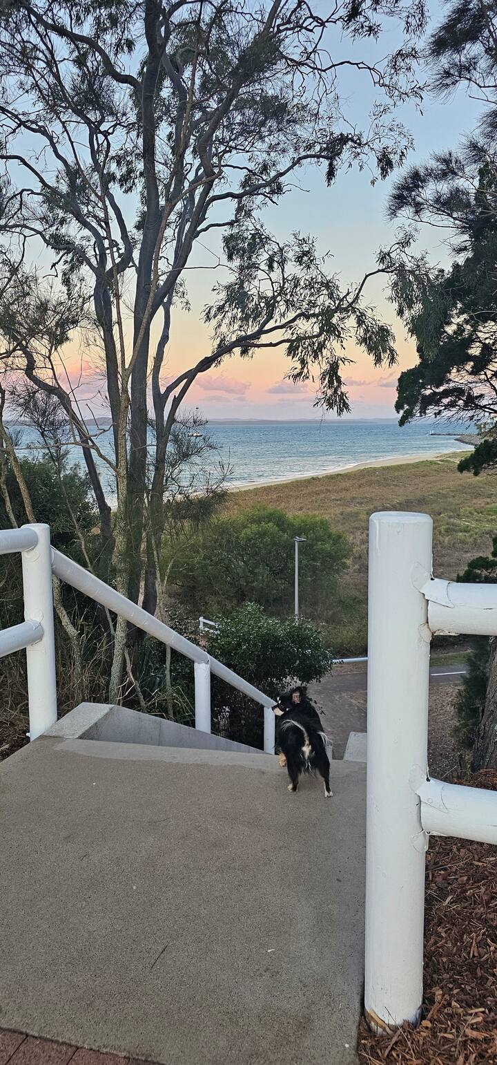 Beach & Park Across The Road. 1 Bed. Pet Friendly. - Hervey Bay