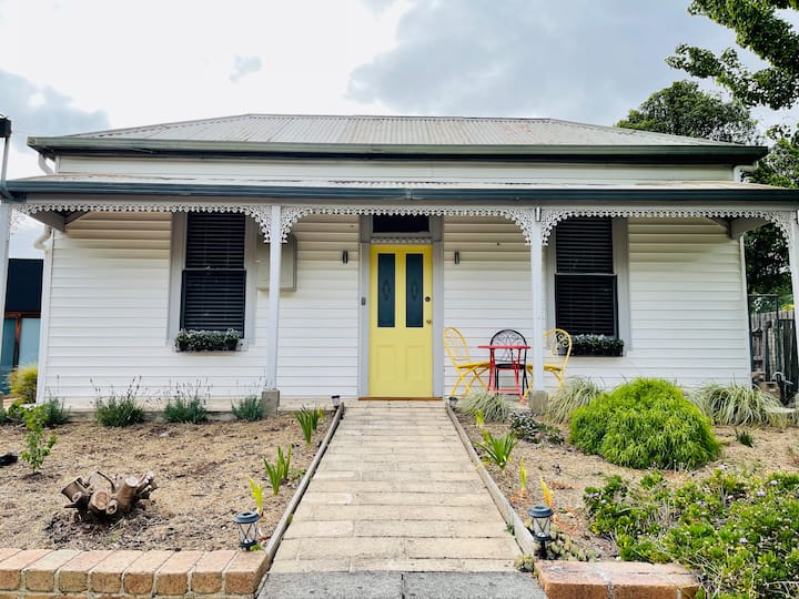 Updated Cottage On Large Sunny Block (5 Mins-cbd) - Ballarat
