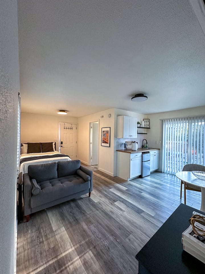 Charming Oak Park Studio - Sacramento, CA