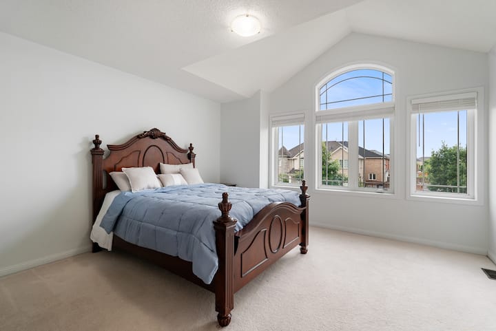 Cozy 4br Home, Central To Major Highways & Airport - Brampton