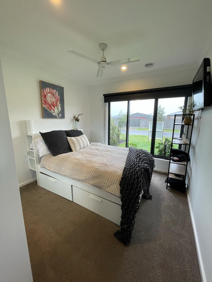 Beach Vibe Getaway: Room & Rumpus Area - Inverloch