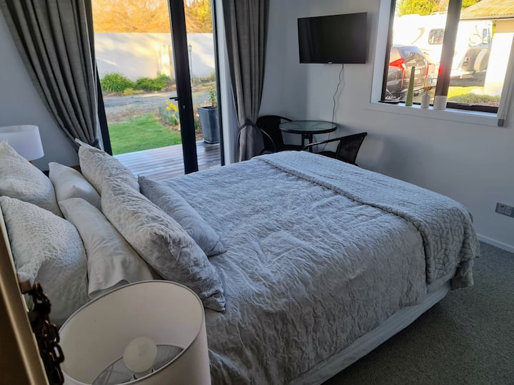 Relax At Rapaura Queen Room - Blenheim
