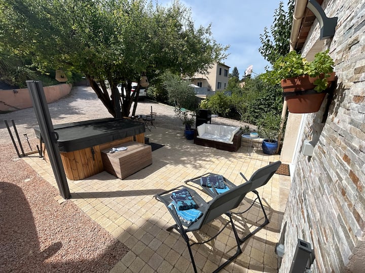 L’écrin Bleu, Studio Tout Confort Au Calme - Château de Sauvan